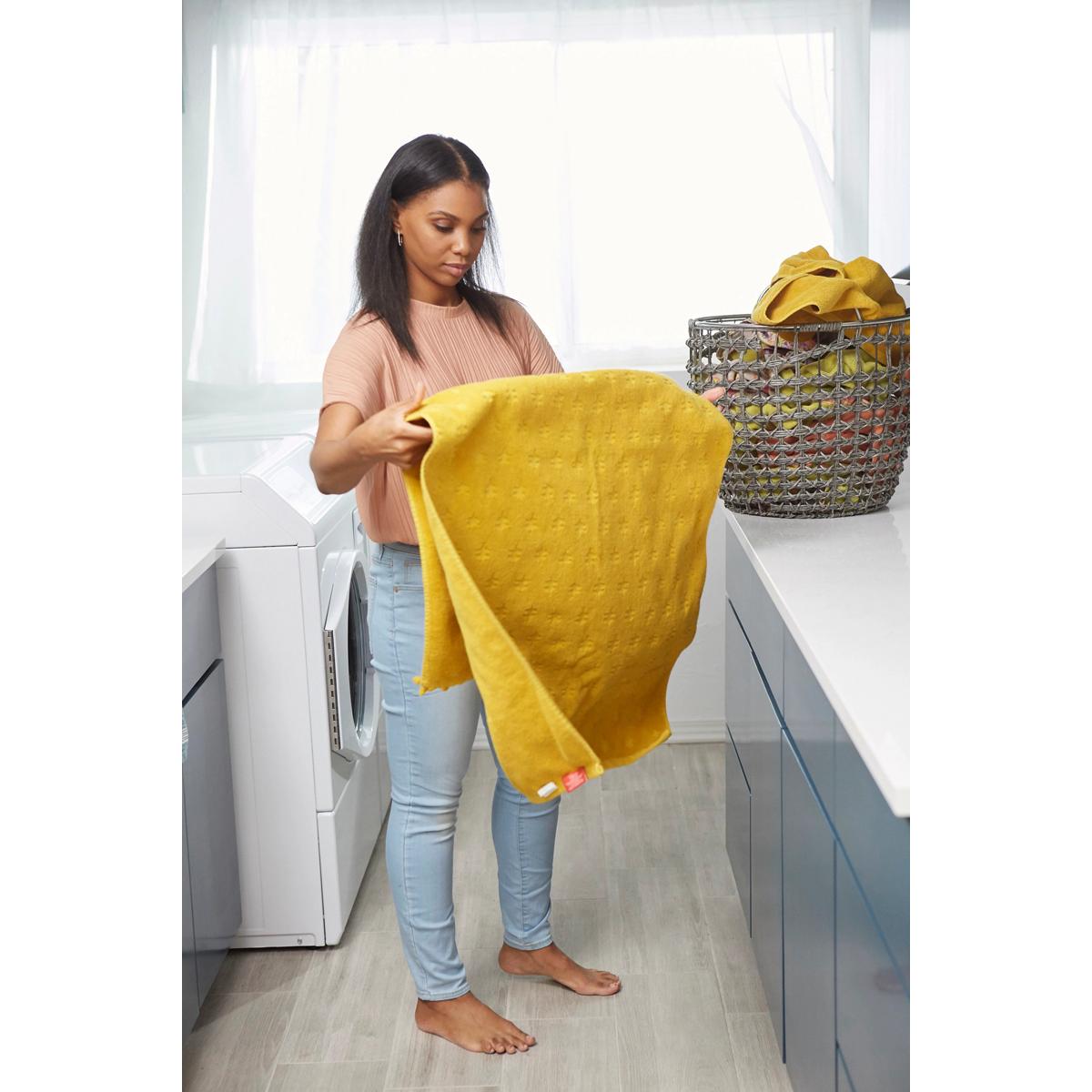 Speed Queen FF7 27 in. 3.5 cu. ft. Front Load Washer with Pet Plus Flea ...